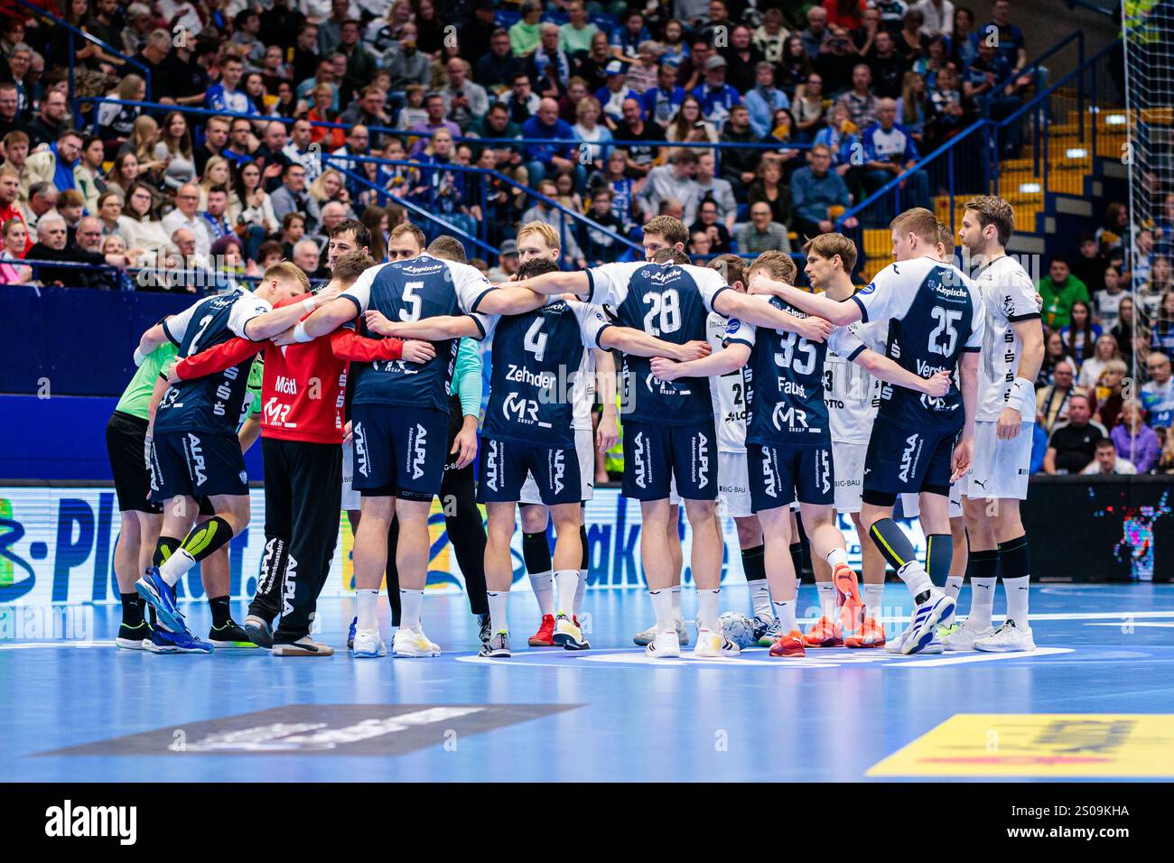 Begruessung der Mannschaften GER, TBV Lemgo Lippe vs. THW Kiel, Handball, 1. Bundesliga, 17 ...