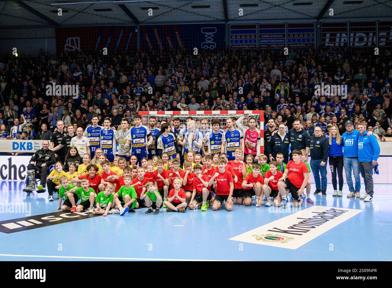 Eisenach, Deutschland. 26th Dec, 2024. Mannschaftsbild des ThSV Eisenach nach dem Spiel und dem ...