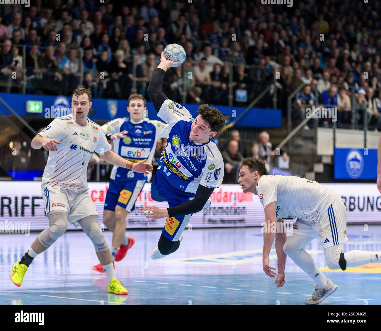 Eisenach, Deutschland. 26th Dec, 2024. Leif Tissier (Rueckraum Mitte, HSV Hamburg, #7), Marko ...