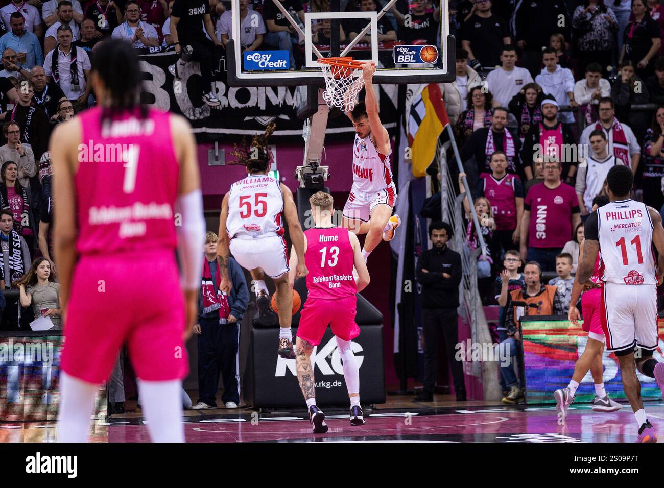 Bonn, Deutschland. 26th Dec, 2024. Zac Seljaas (Fit/One Baskets W?rzburg #1) dunkt spektakul?r ...