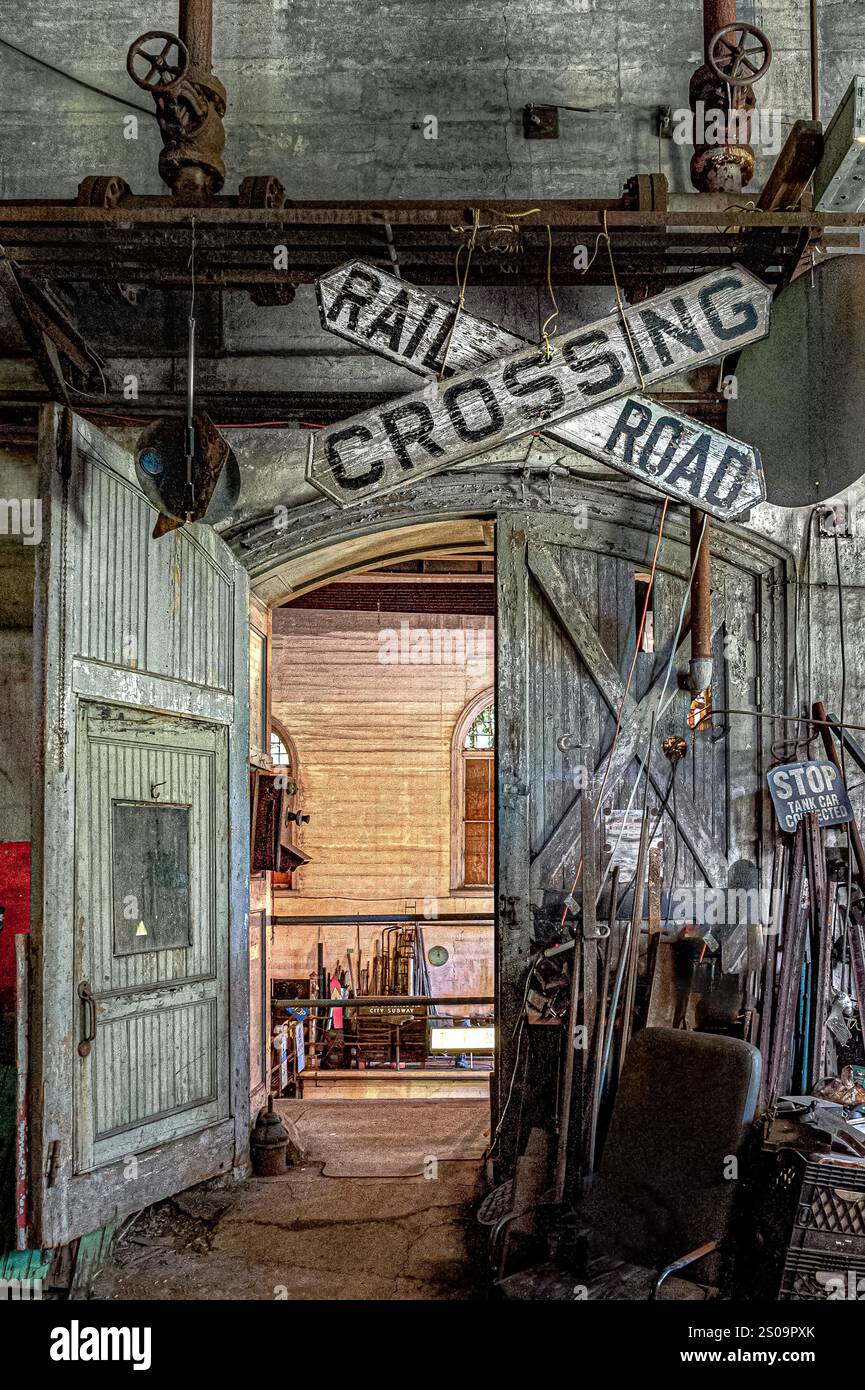 Abandoned station house hi-res stock photography and images - Alamy