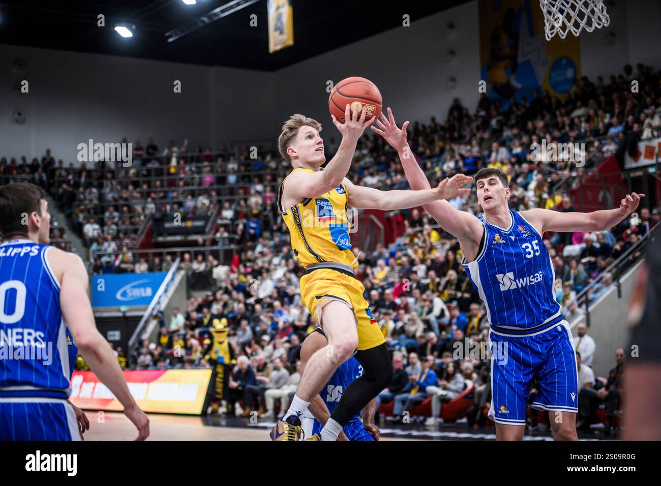 Ludwigsburg, Deutschland. 26th Dec, 2024. Johannes Patrick (MHP Riesen ...