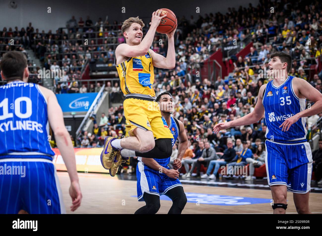 Ludwigsburg, Deutschland. 26th Dec, 2024. Johannes Patrick (MHP Riesen ...