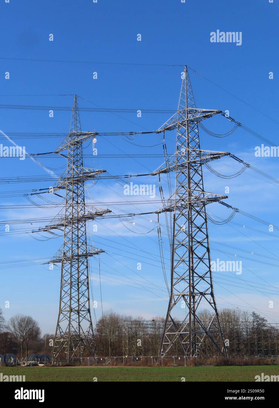 ...an diesen Stahlriesen haengen Dutzende dicke Stromkabel, die fuer ...