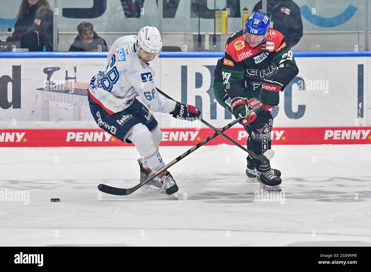 Augsburg, Deutschland. 26th Dec, 2024. im Duell Fabrizio PILU (Adler ...
