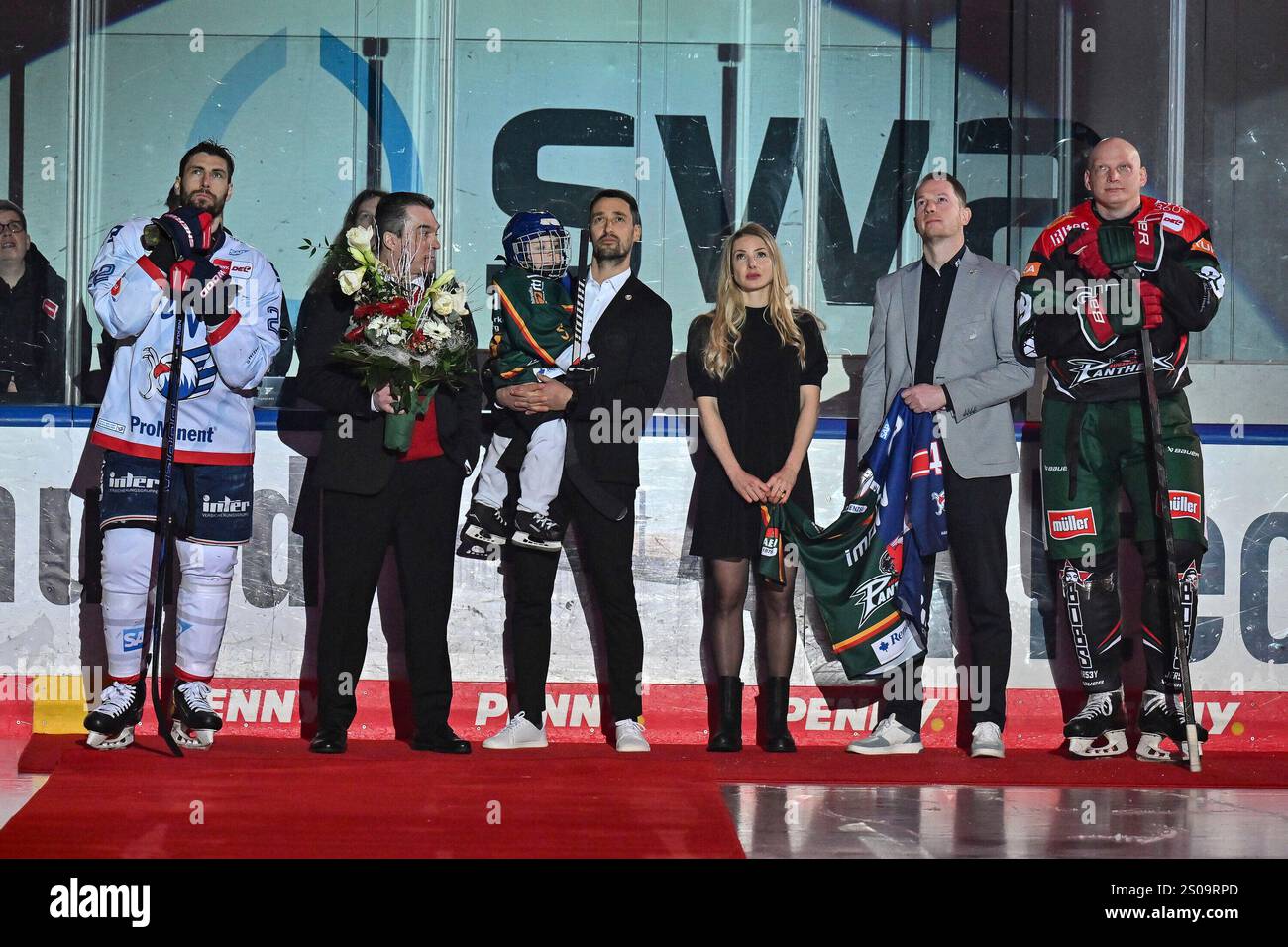 Augsburg, Deutschland. 26th Dec, 2024. Dennis ENDRAS wird vor der ...