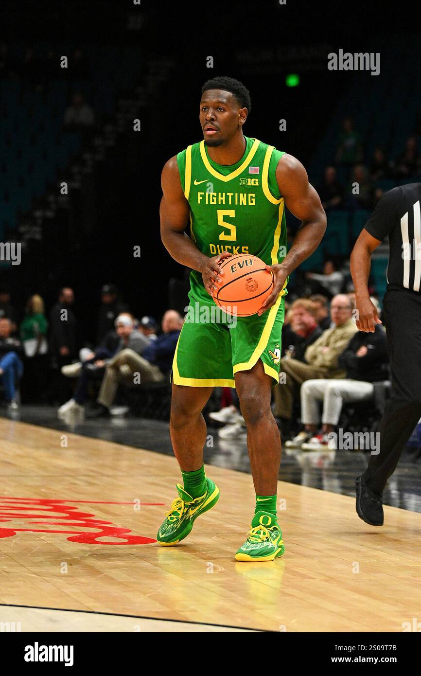 LAS VEGAS, NV - NOVEMBER 27: Oregon Ducks guard TJ Bamba (5) looks to ...