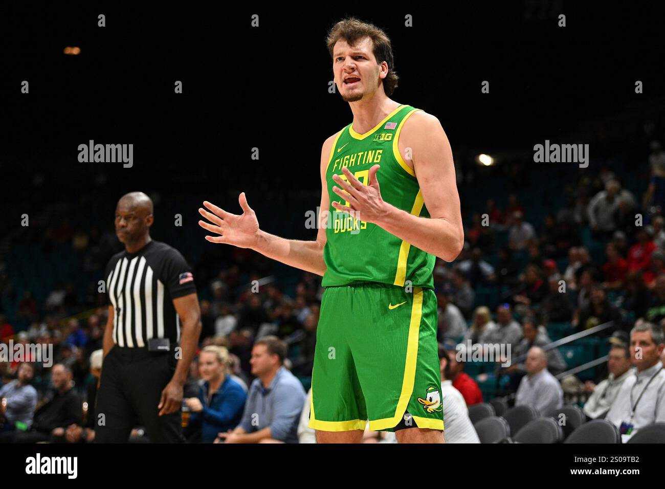 LAS VEGAS, NV - NOVEMBER 27: Oregon Ducks center Nate Bittle (32 ...