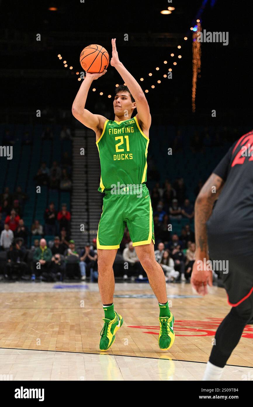 LAS VEGAS, NV - NOVEMBER 27: Oregon Ducks forward Brandon Angel (21 ...