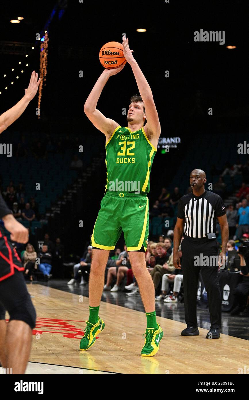 LAS VEGAS, NV - NOVEMBER 27: Oregon Ducks center Nate Bittle (32 ...