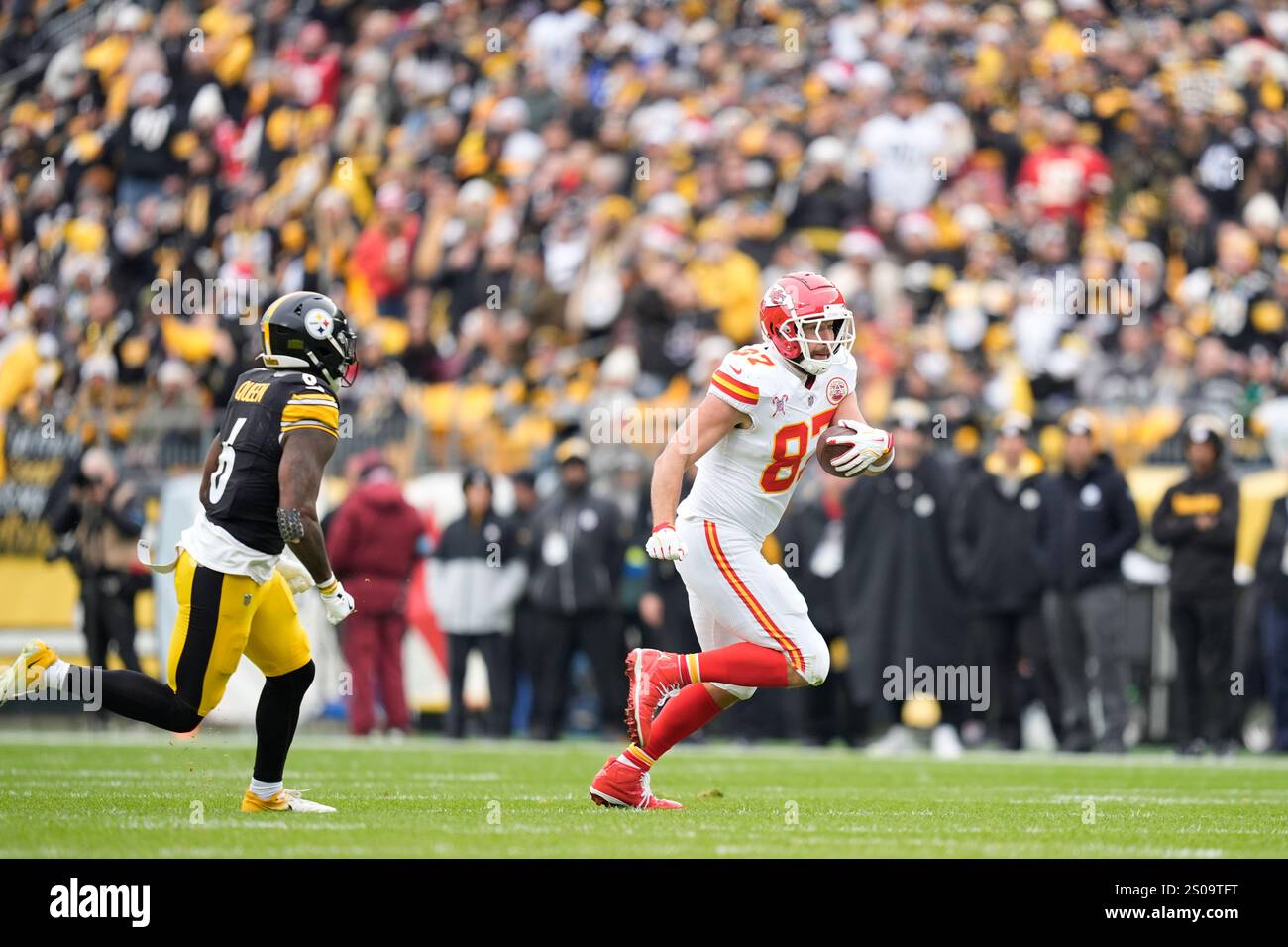 Pittsburgh, Pa, USA. 25th Dec, 2024. December 25, 2024: Travis Kelce ...