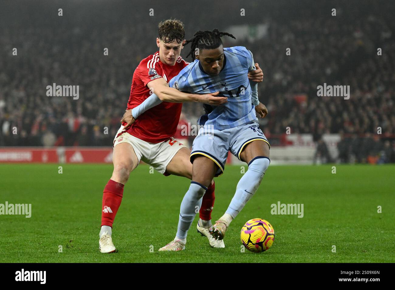 Ryan Yates of Nottingham Forest battles with Destiny Udogie of ...