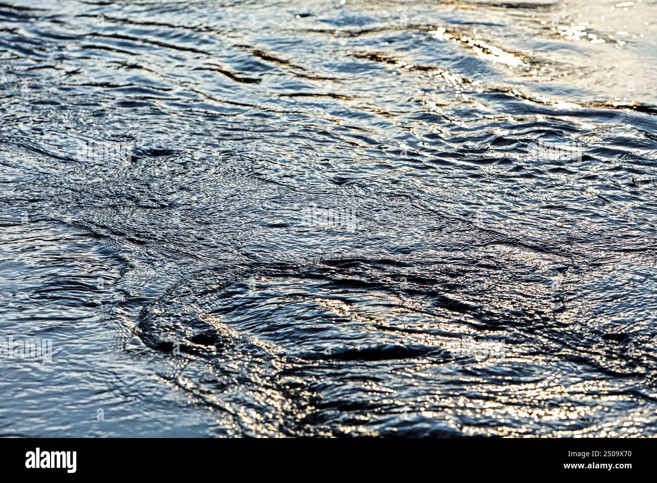 Die Ruhr in der gleichnamigen Region Die Wasseroberfläche der Ruhr mit ...