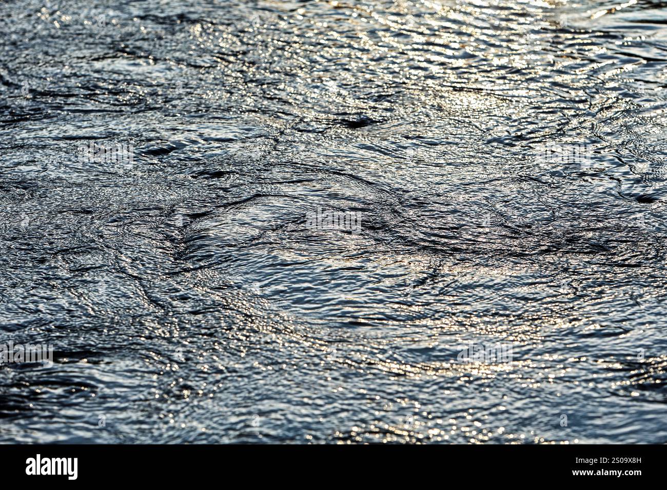 Die Ruhr in der gleichnamigen Region Die Wasseroberfläche der Ruhr mit ...