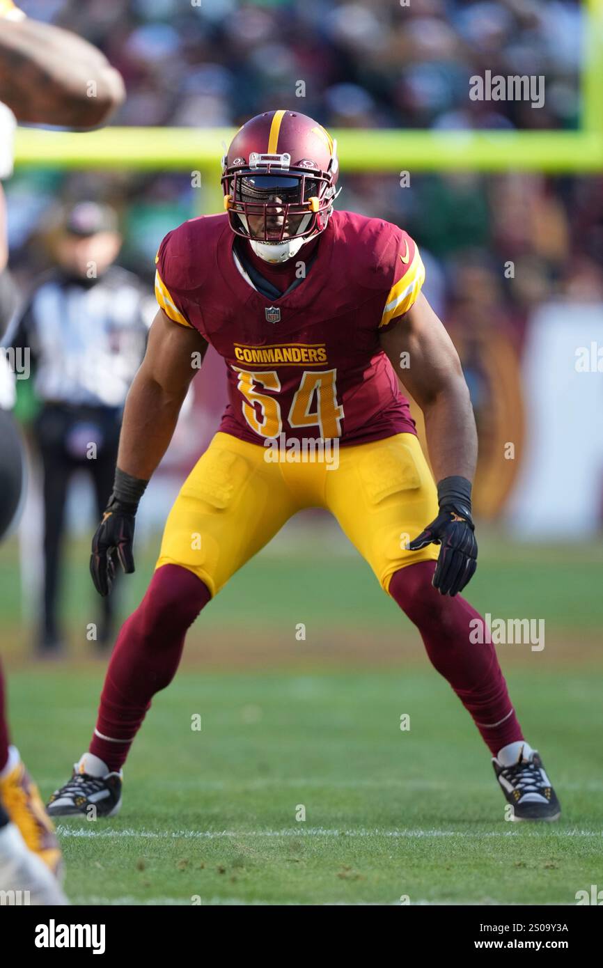 Washington Commanders linebacker Bobby Wagner (54) eyes the passer as ...
