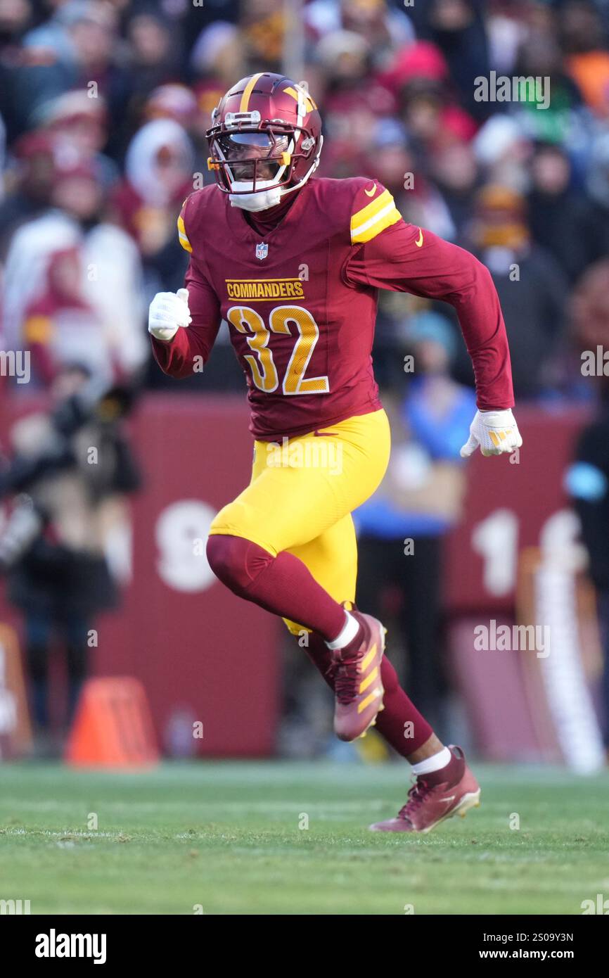 Washington Commanders linebacker Mykal Walker (32) covers a punt during ...