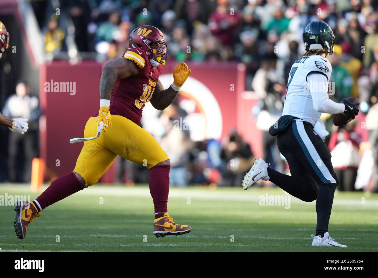 Washington Commanders defensive tackle Daron Payne (94) tries to run ...