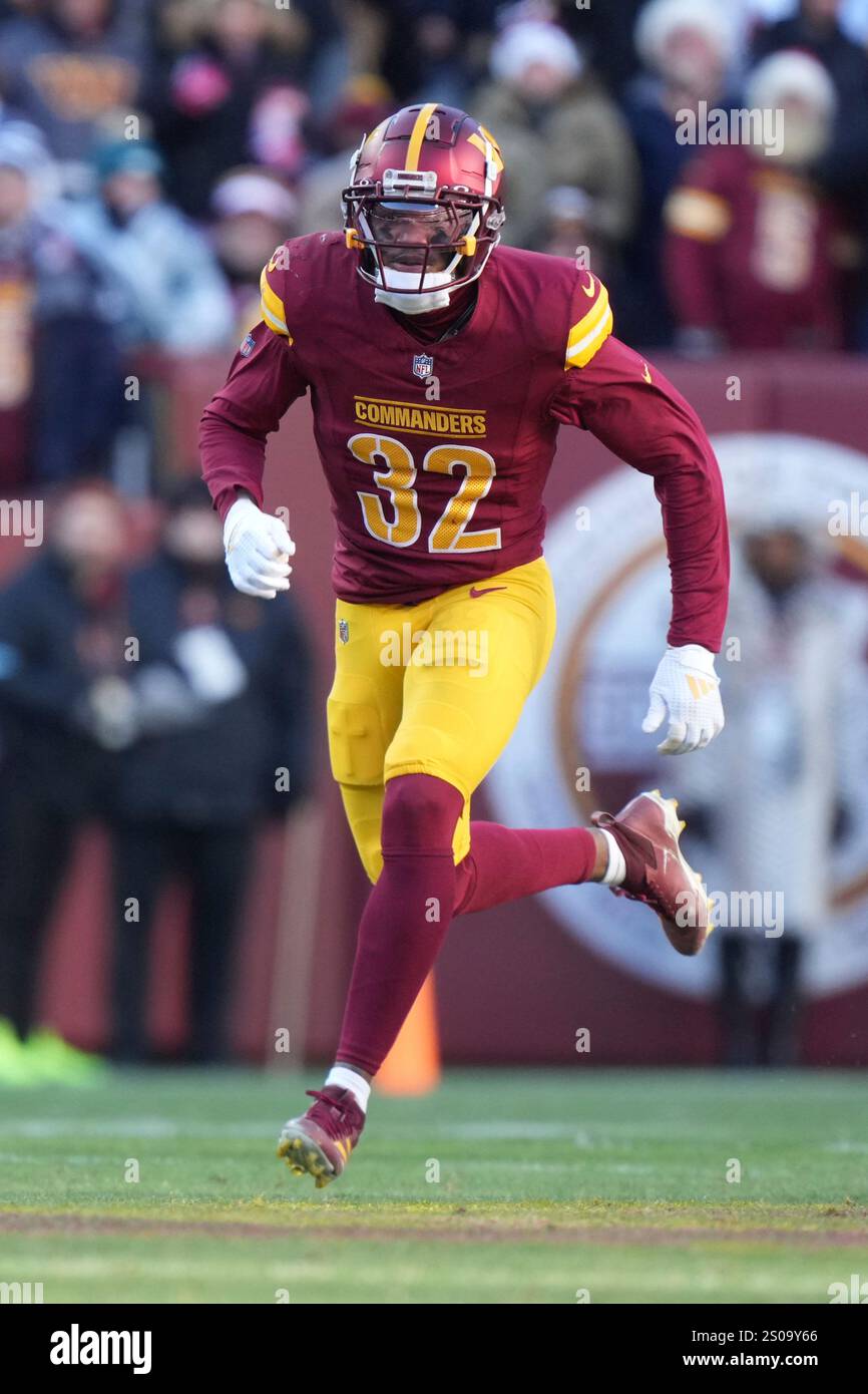 Washington Commanders linebacker Mykal Walker (32) covers a punt during ...