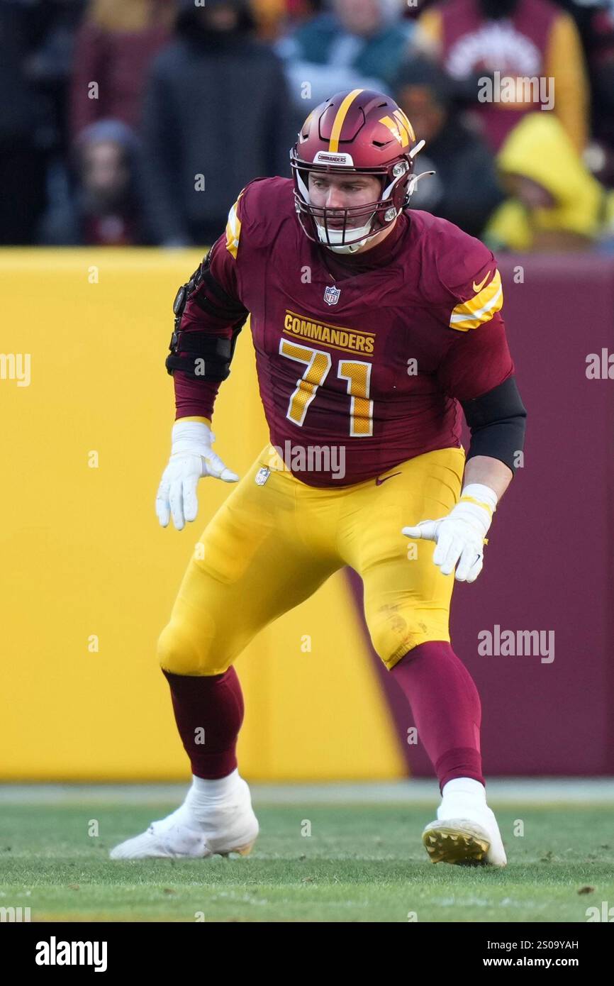Washington Commanders guard Andrew Wylie (71) protects the pocket ...