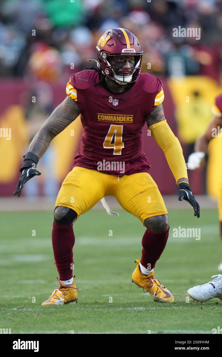 Washington Commanders linebacker Frankie Luvu (4) defends in the edge ...