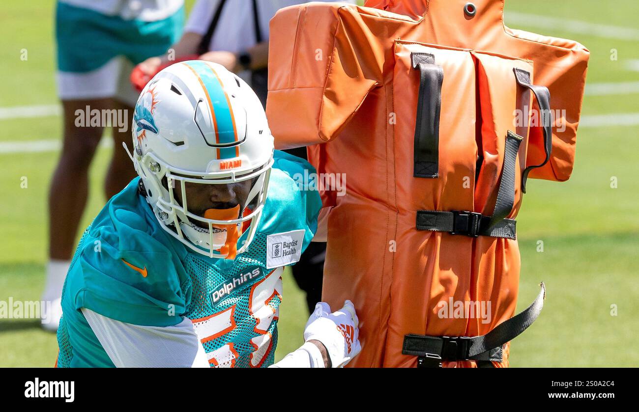 Miami Dolphins linebacker Shaquil Barrett (58) does defensive drills ...