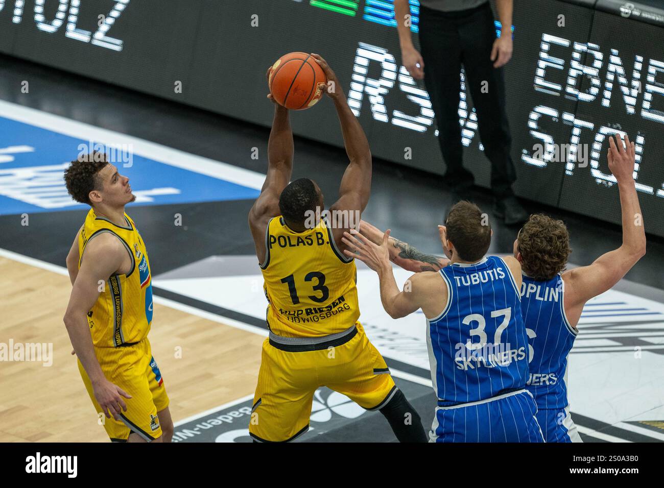Kellan Grady (MHP Riesen Ludwigsburg, #31), Yorman Polas Bartolo (MHP ...