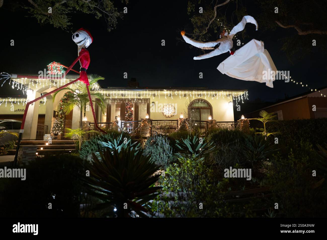 Torrance, United States. 21st Dec, 2024. Sleepy hollow Christmas lights ...