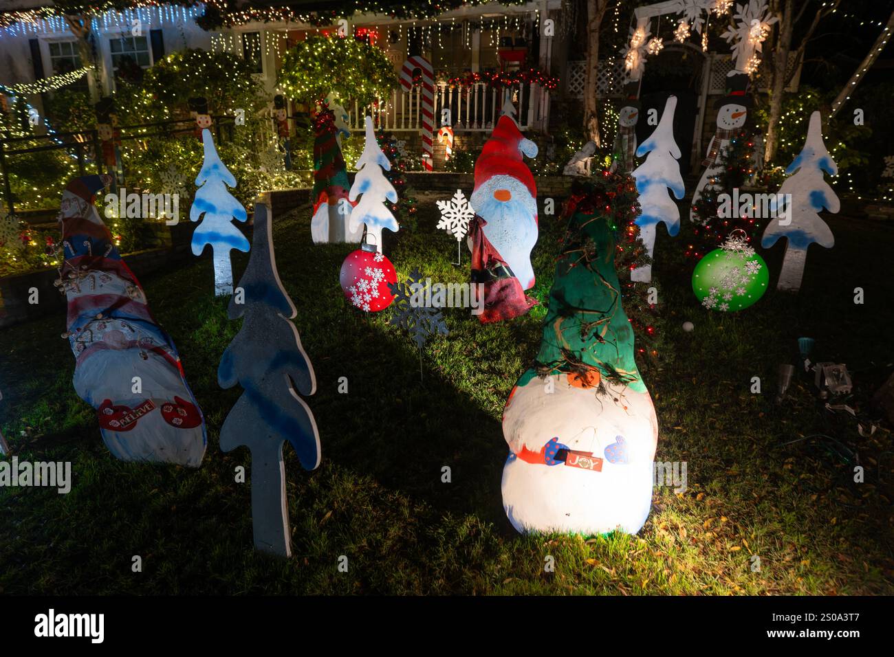 Torrance, United States. 21st Dec, 2024. Sleepy hollow Christmas lights ...