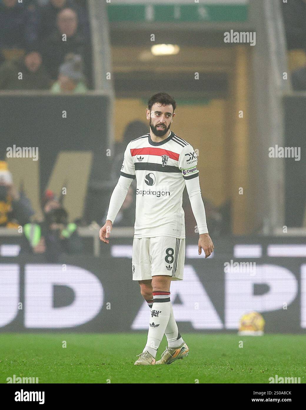 #8, Bruno Fernandes of Manchester United is sent off for a second ...