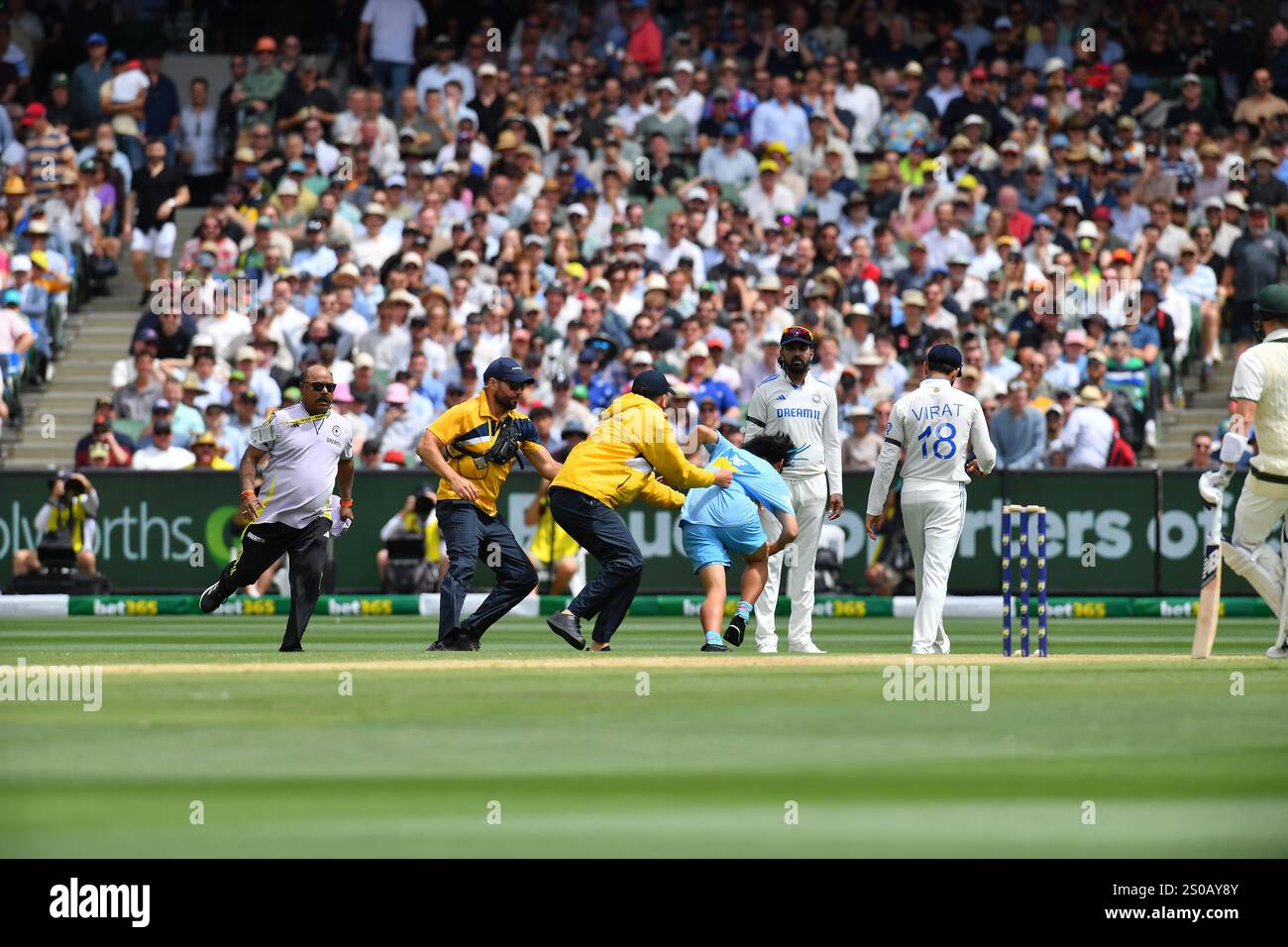 MELBOURNE AUSTRALIA. 27th Dec 2024. Security tackle a pitch invader ...