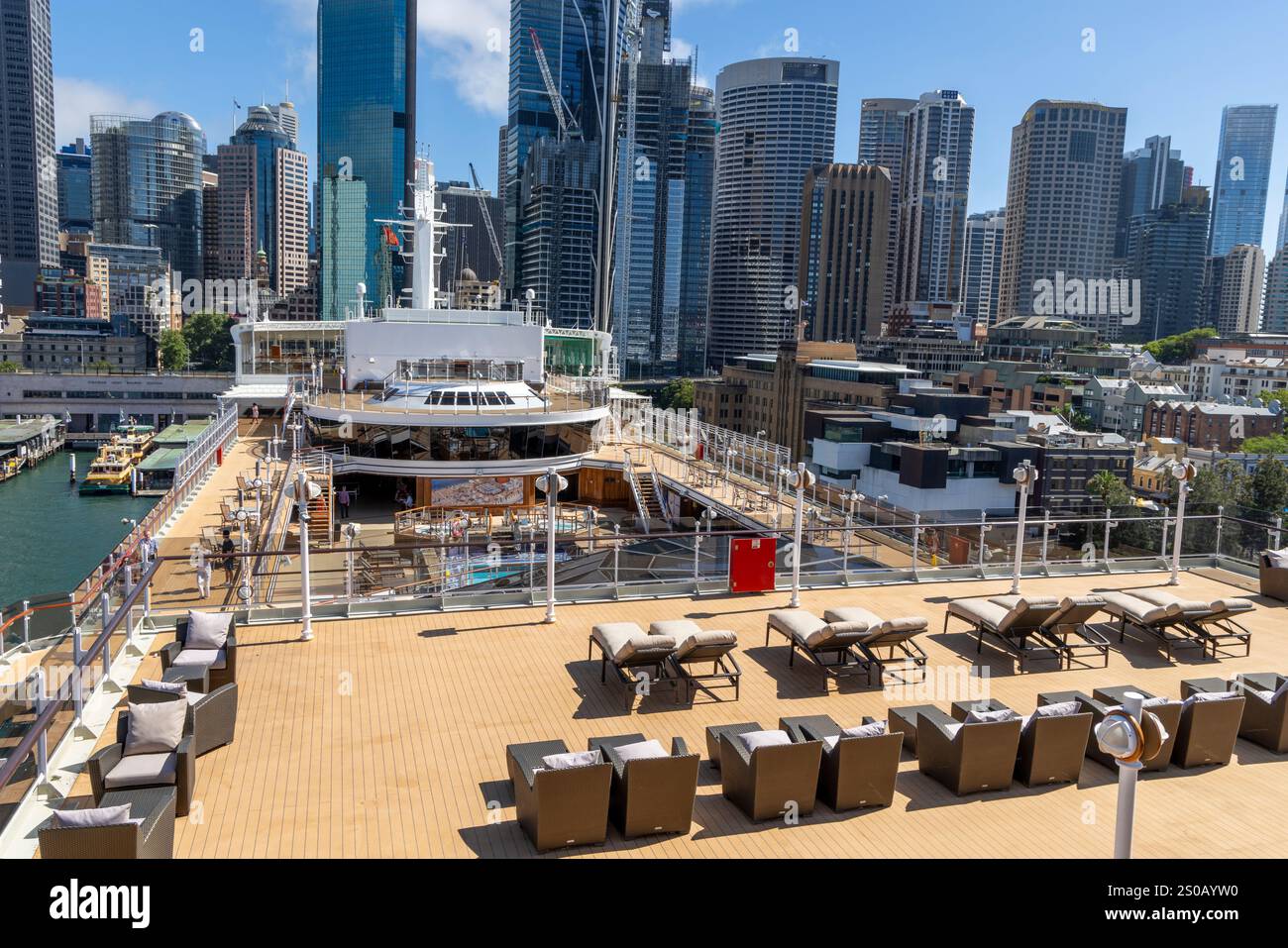 Circular Quay Sydney, Cunard MS Queen Elizabeth cruise ship alongside ...