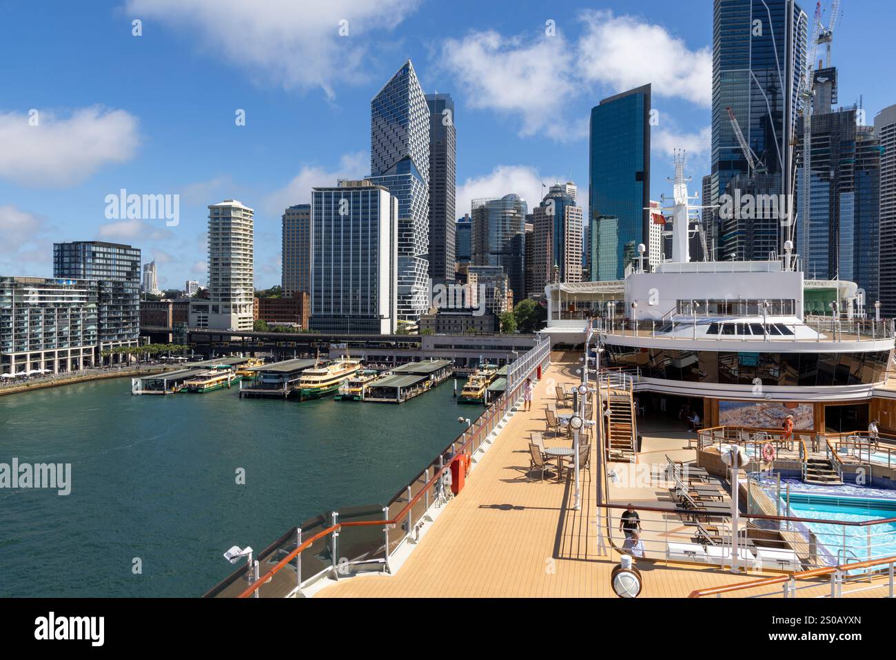 Circular Quay Sydney, Cunard MS Queen Elizabeth cruise ship alongside ...