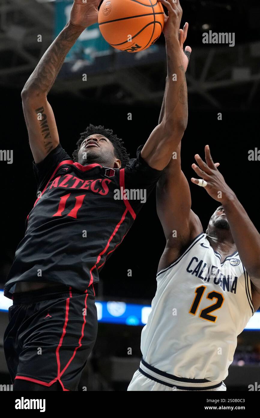 San Diego State forward Demarshay Johnson Jr. (11) reaches for the ball ...