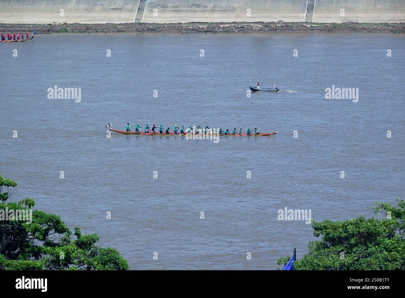 Traditional Khmer boat racing takes place during the Bon Om Touk annual ...