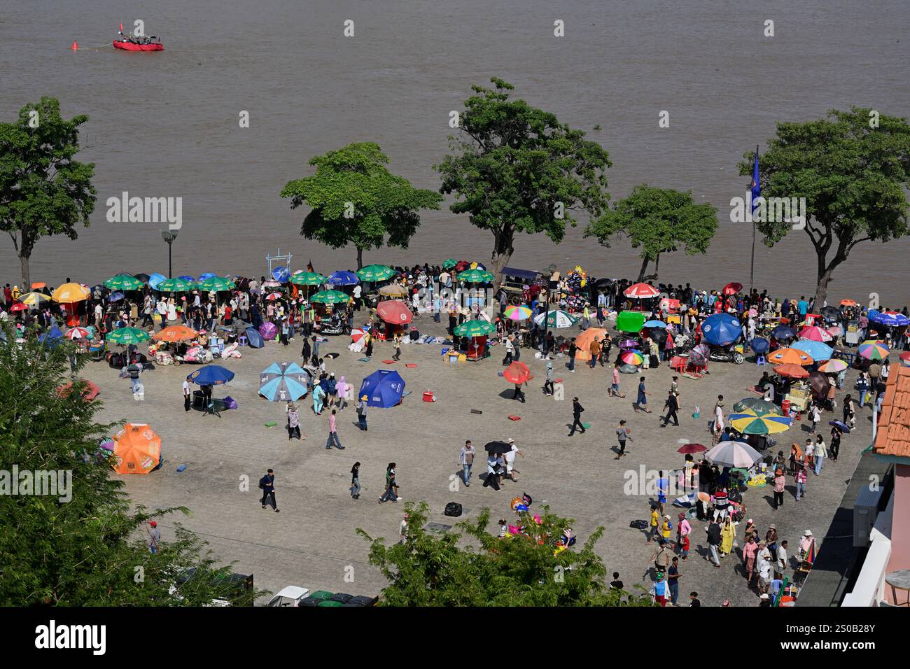 A crowd watches raditional Khmer boat racing during the Bon Om Touk ...