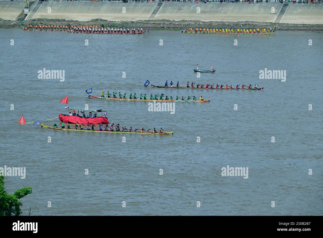 Traditional Khmer boat racing takes place during the Bon Om Touk annual ...