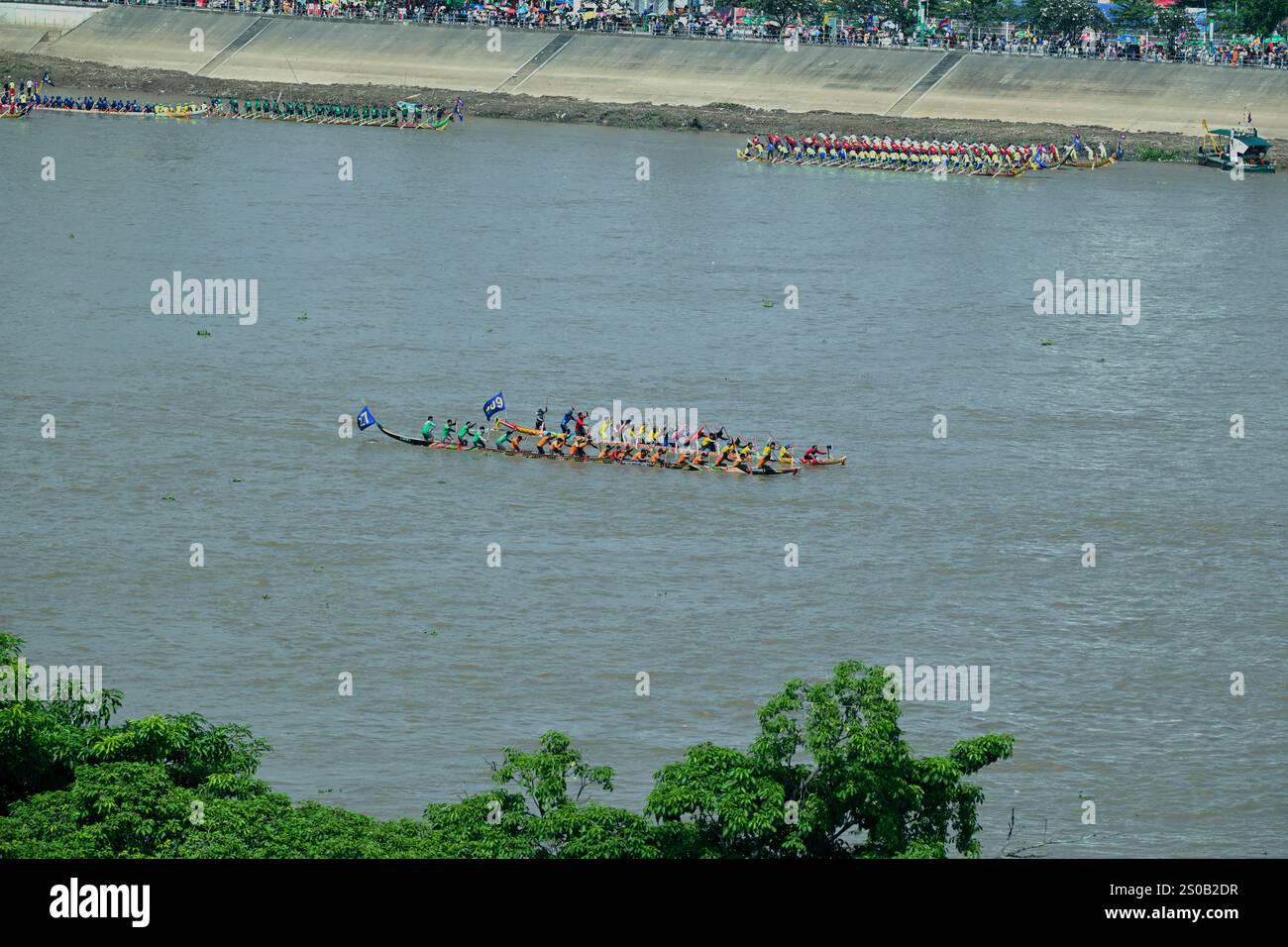 Traditional Khmer boat racing takes place during the Bon Om Touk annual ...