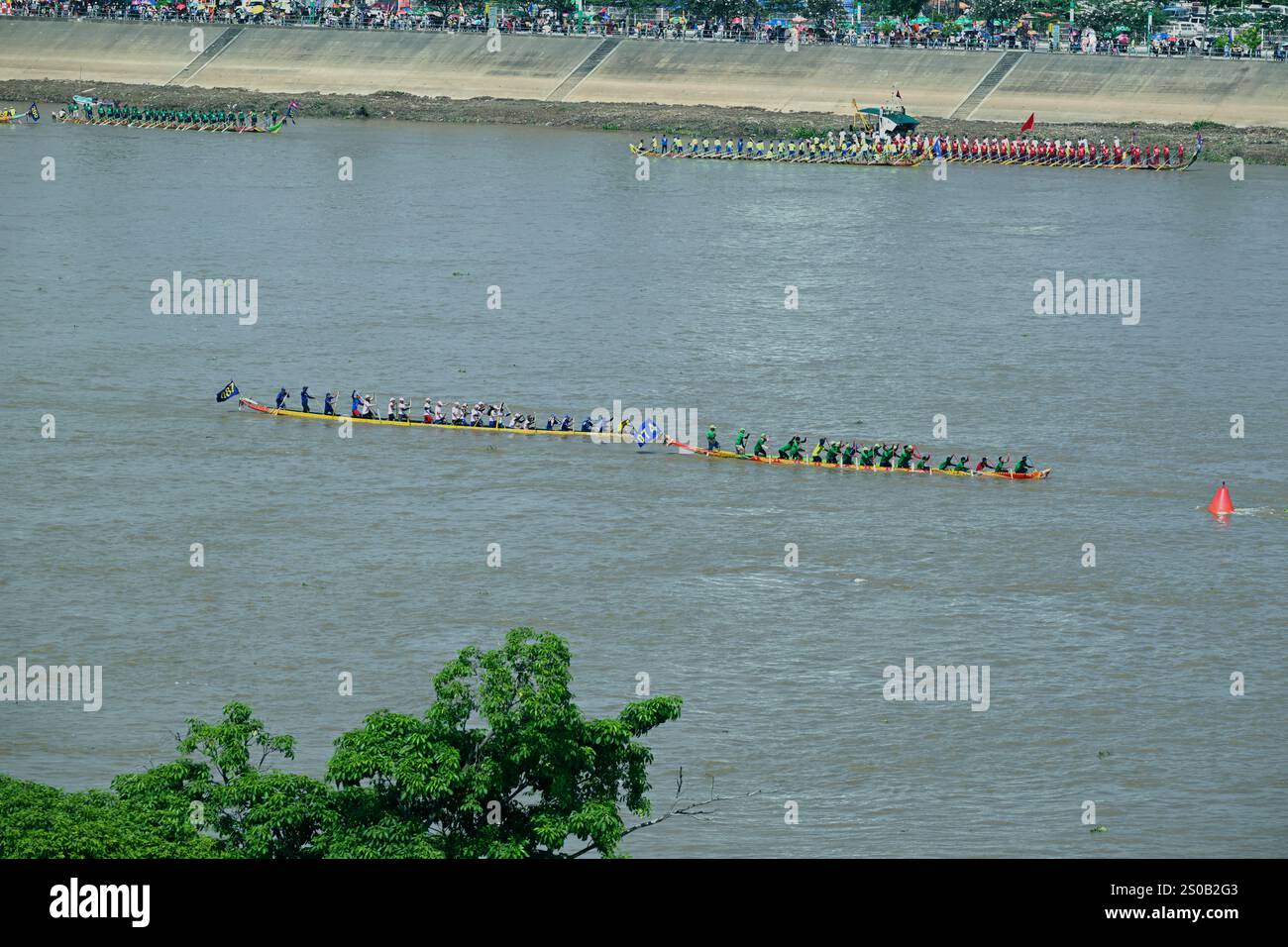 Traditional Khmer boat racing takes place during the Bon Om Touk annual ...