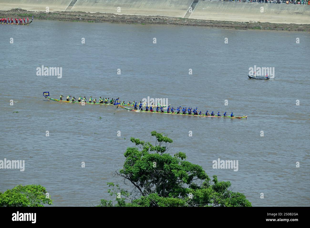 Traditional Khmer boat racing takes place during the Bon Om Touk annual ...