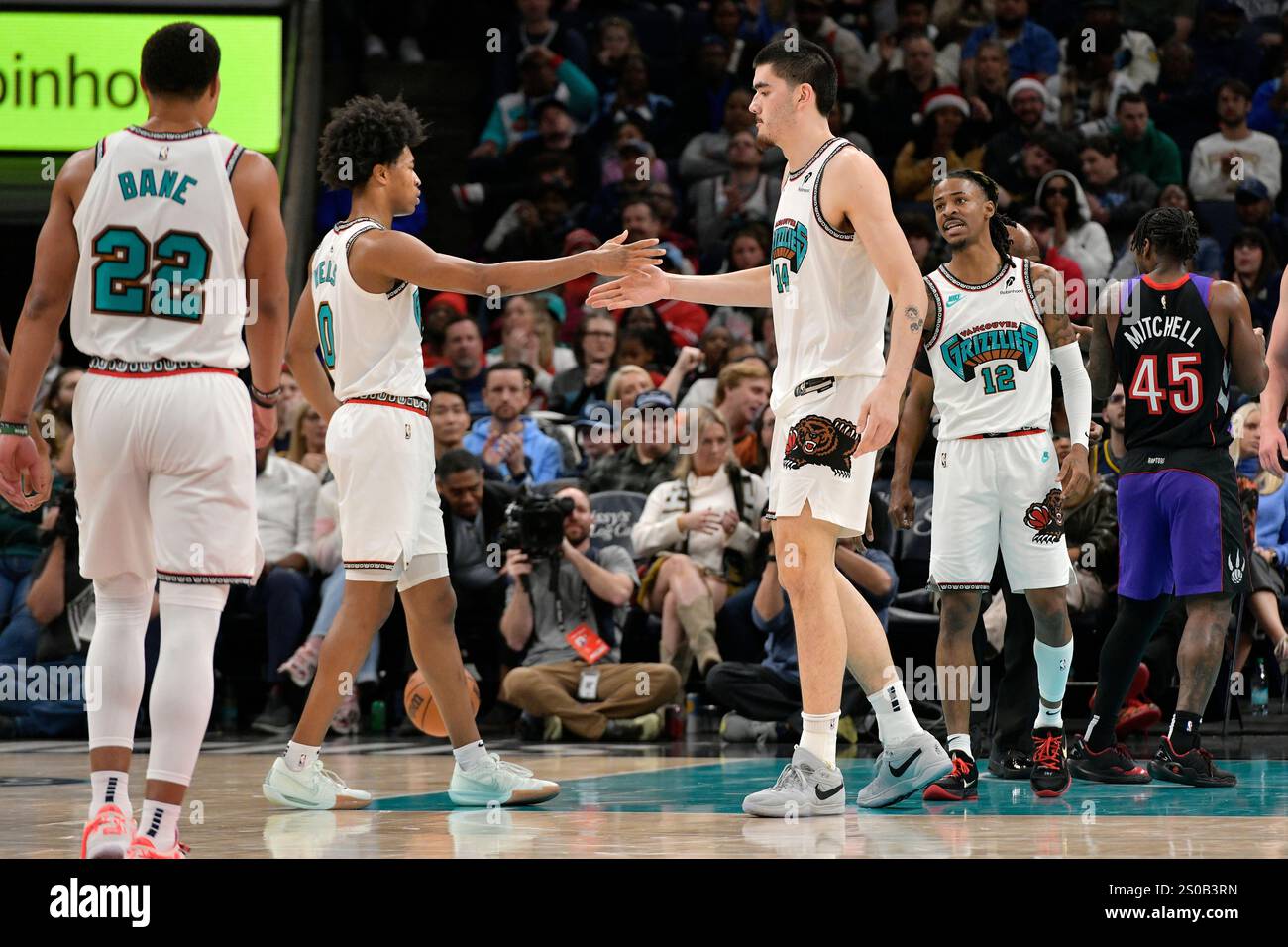 Memphis Grizzlies forward Jaylen Wells (0) high fives center Zach Edey ...