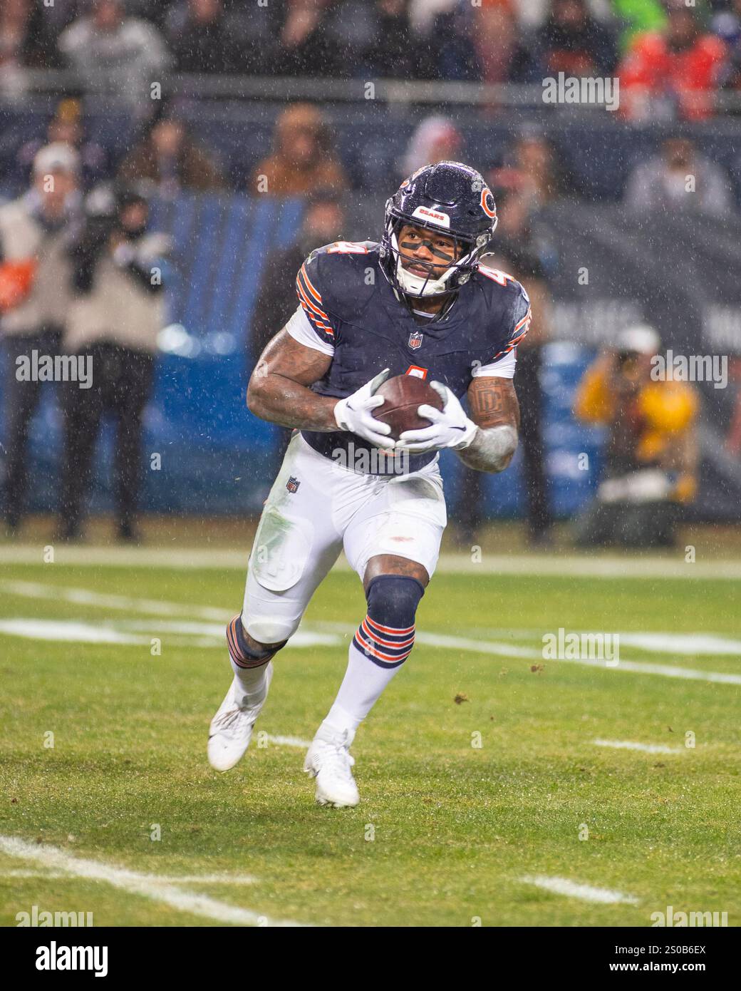 Chicago Bears D'Andre Swift (4) runs with the ball during an NFL football game against the ...