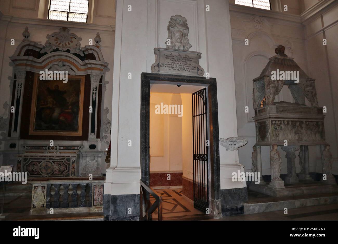 Salerno - Ingresso alla cripta dalla navata sinistra del duomo Stock ...