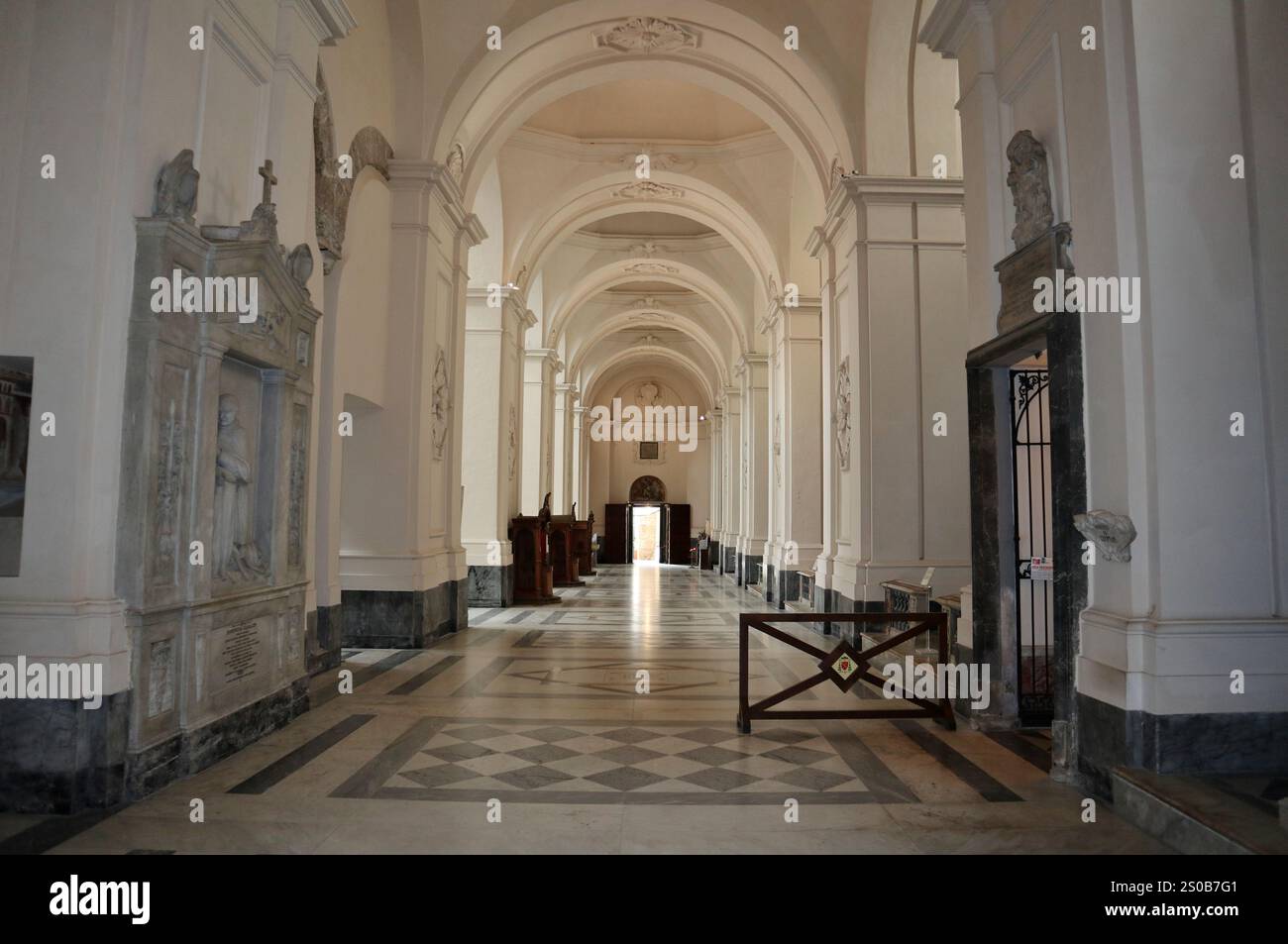 Salerno - Navata sinistra del duomo Stock Photo - Alamy