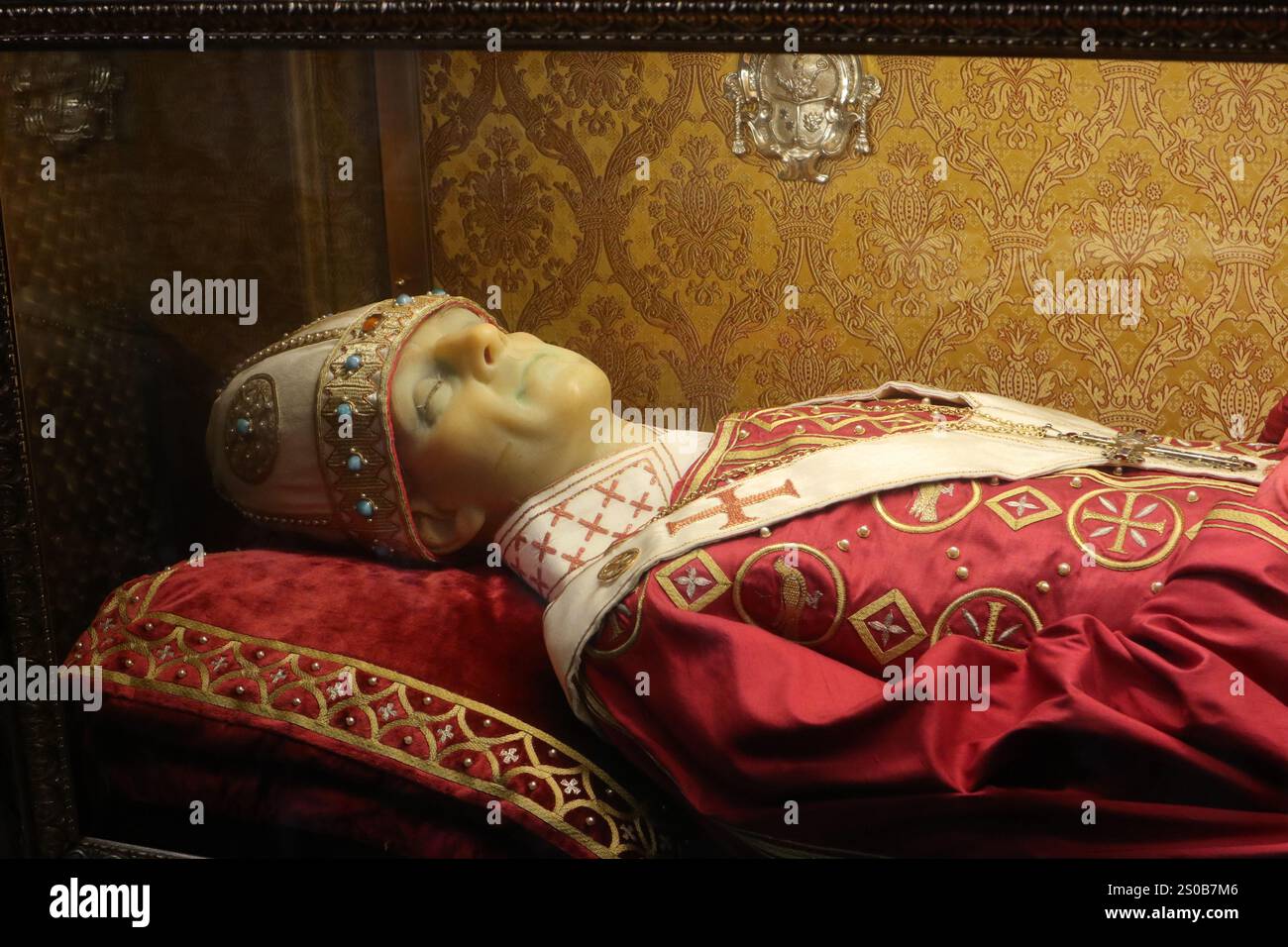 Salerno - Volto di Papa Gregorio VII nell'abside destra del duomo Stock ...