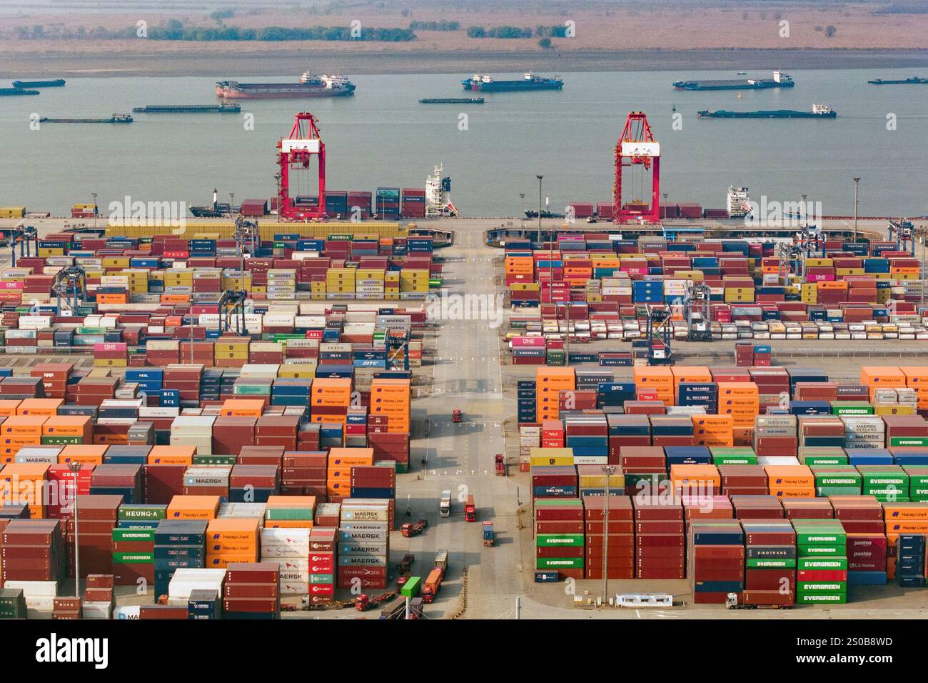 Economy of chinas yangtze river trunk ports hi-res stock photography ...