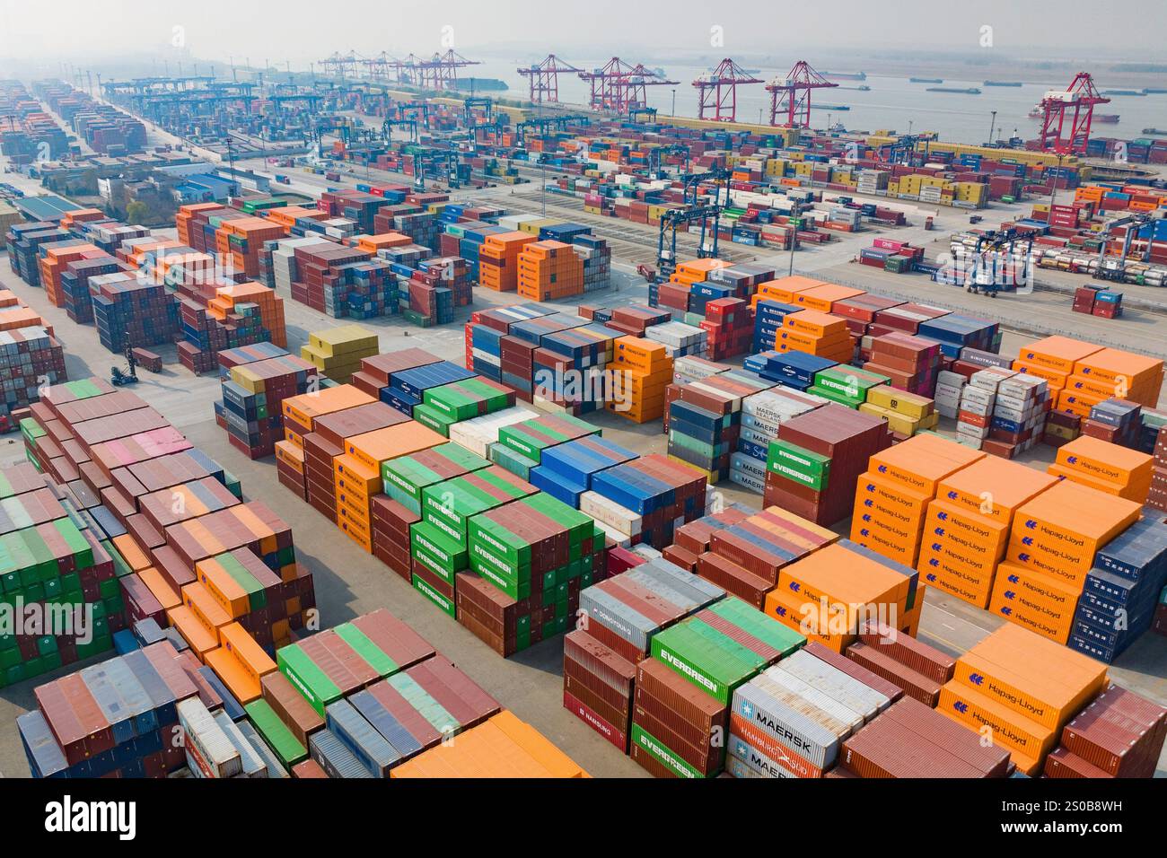 Economy of chinas yangtze river trunk ports hi-res stock photography ...