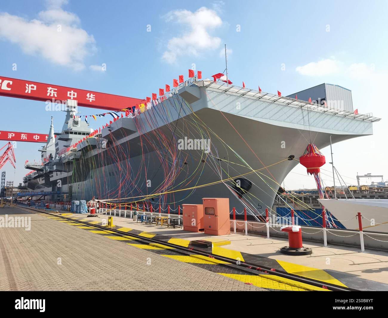 Type 076 ship china hi-res stock photography and images - Alamy