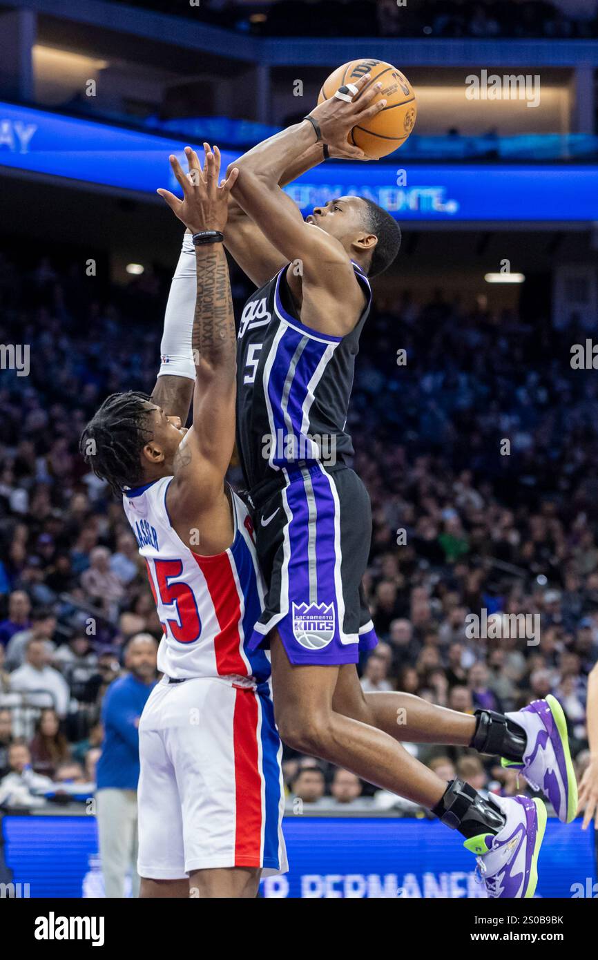 Sacramento Kings guard De'Aaron Fox (5) attempts a shot over Detroit ...