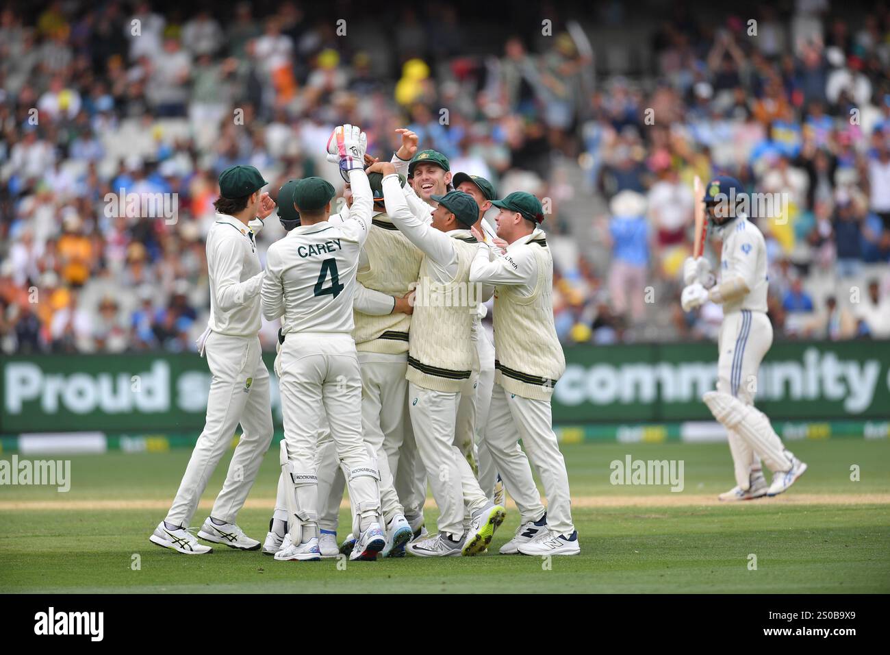 MELBOURNE AUSTRALIA. 27th Dec 2024. Australia celebrates after Nathan ...