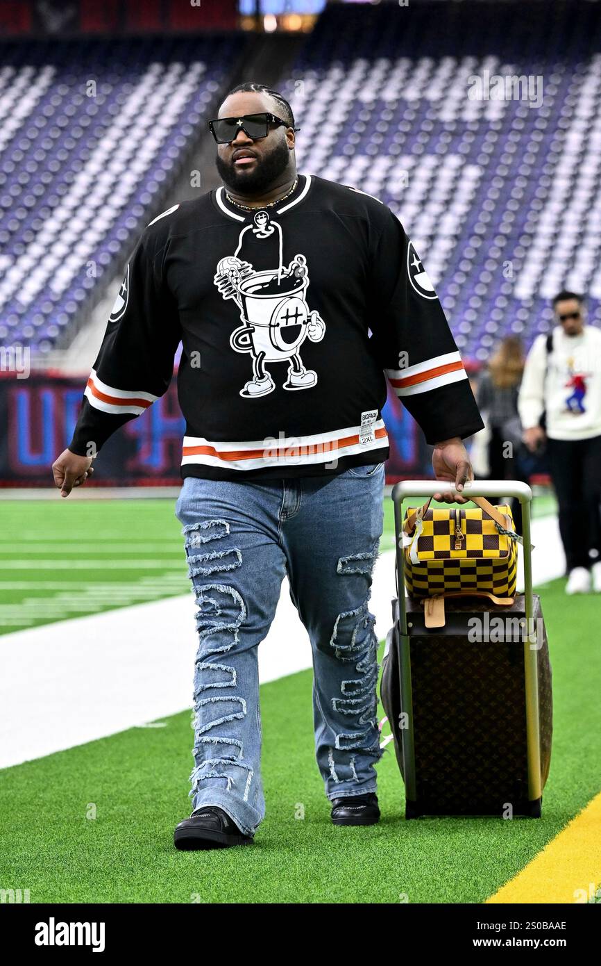 Baltimore Ravens defensive tackle Michael Pierce arrives prior to an ...